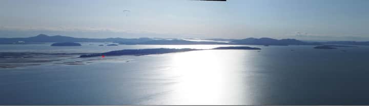 Beachfront 2 Bedroom Cabin - Anacortes, WA