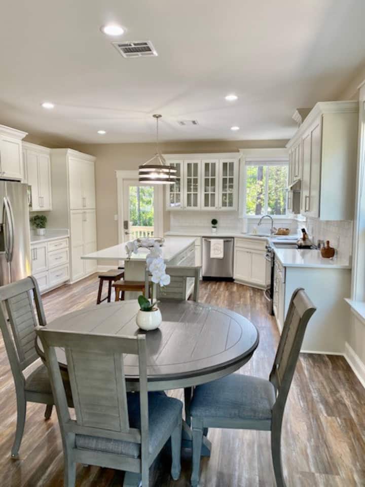 New Beautiful & Cozy  But Modern Home - Mandeville, LA