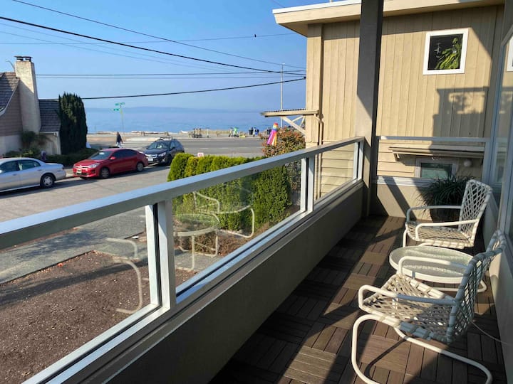 Alki Beach Getaway #2  (30 Days+) 2 Bdr-2 Bth-deck - Seattle, WA