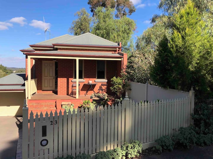 Upstairs Getaway Close To Town - Bendigo