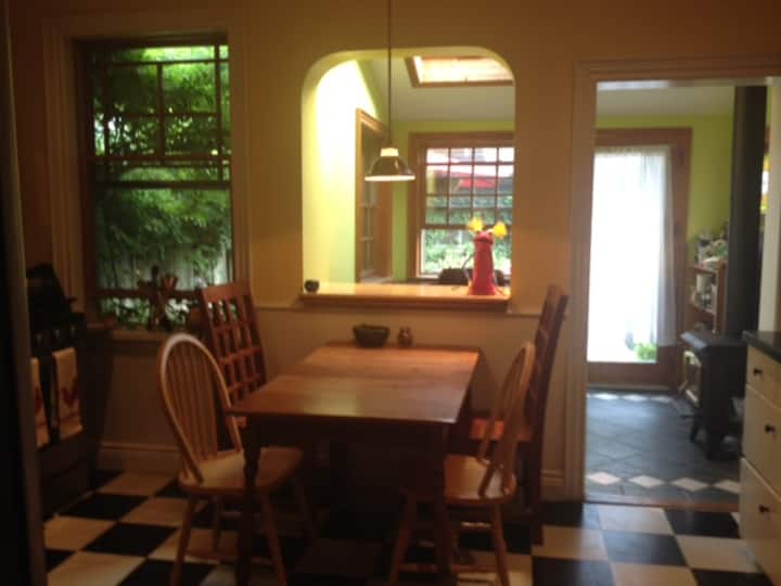 Cozy Charm In The Heart Of Queen Street West 2 - Toronto, ON
