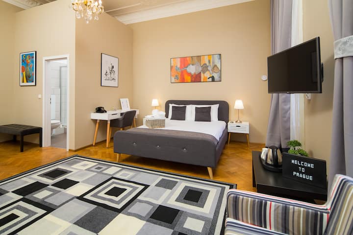 Quaint Palace Room With Ensuite Bahtroom In Center - Prague