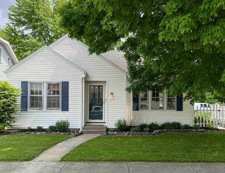Charming 2 Bedroom Cottage Close To Downtown - Van Buren State Park, Van Buren