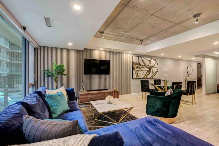 Catalog Living In Downtown Toronto - Toronto