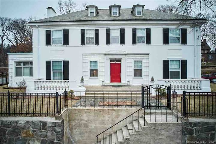 7 Bedroom Mansion With Elevator - Waterbury, CT