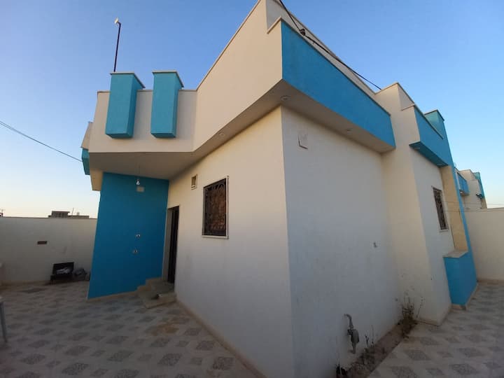 استراحة للايجار او البيع
الخمس سيلين علي البحر - Libya