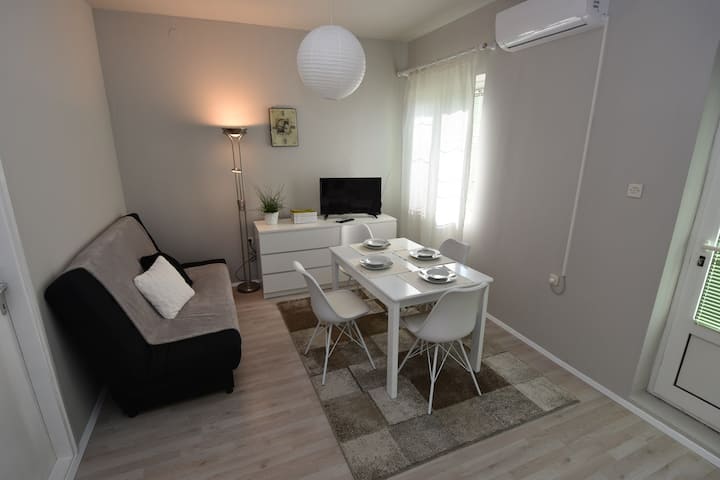 An Apartment Steps From The Beach In Murter - Murter