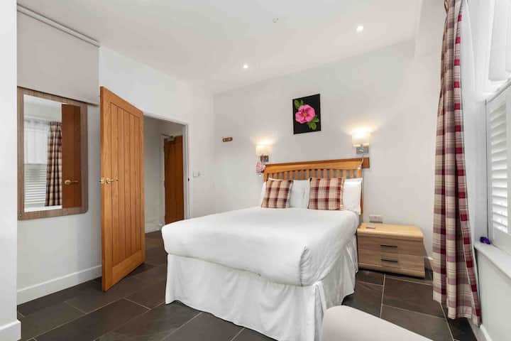 Stylish Coastal Escape In St Davids- With Parking - Solva