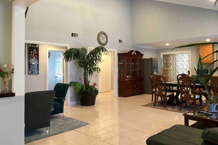 Familysuite W/ Privatekitchen, Livingroom&entrance - Huntington Beach, CA