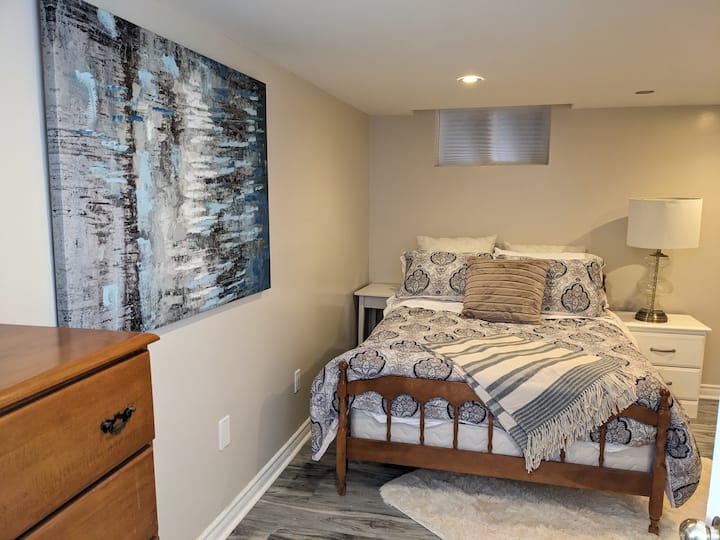 Downtown Digs (No Parking) - London