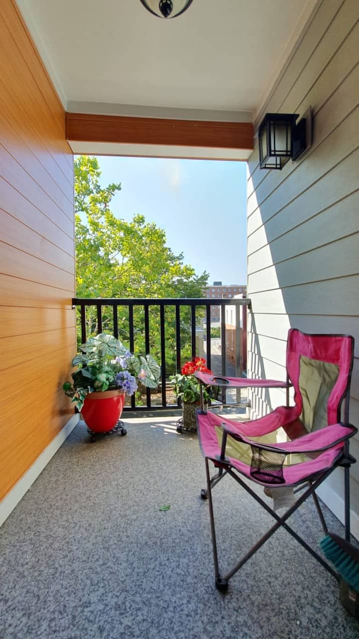 Awash On 3rd Floor 3 Br 2 Bath, Shared Kitchen - Hyattsville, MD