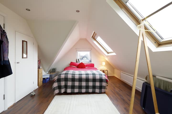 Spacious Double Loft Room, Ensuite. Near Station. - Hove