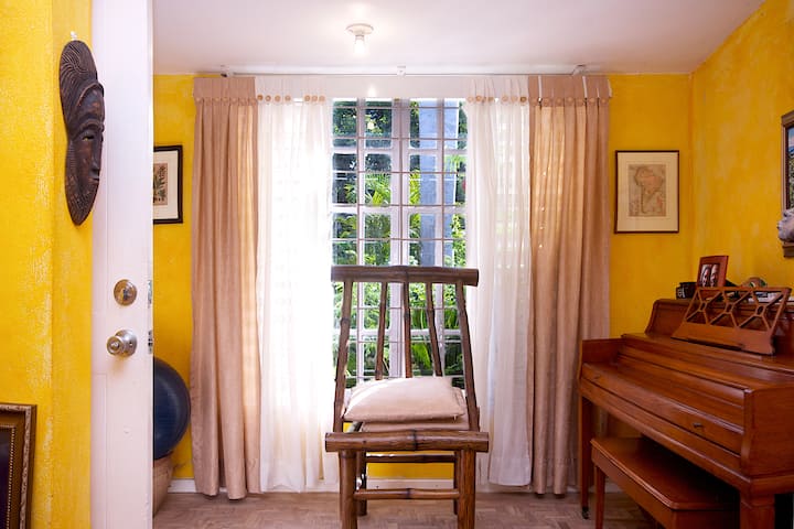 Jamaica 2 The World! Art Apartment - Kingston