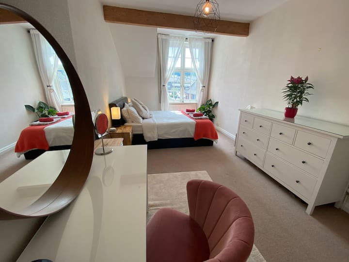 Spacious Keswick Flat: Central Location & Parking - Keswick