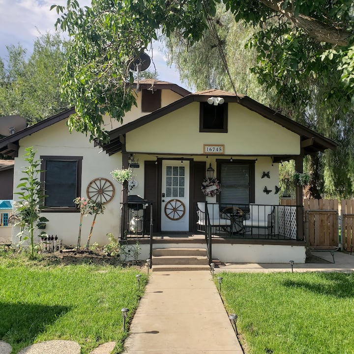 Country 100 Year Farmhouse With Large Fenced Yard. - Exeter, CA