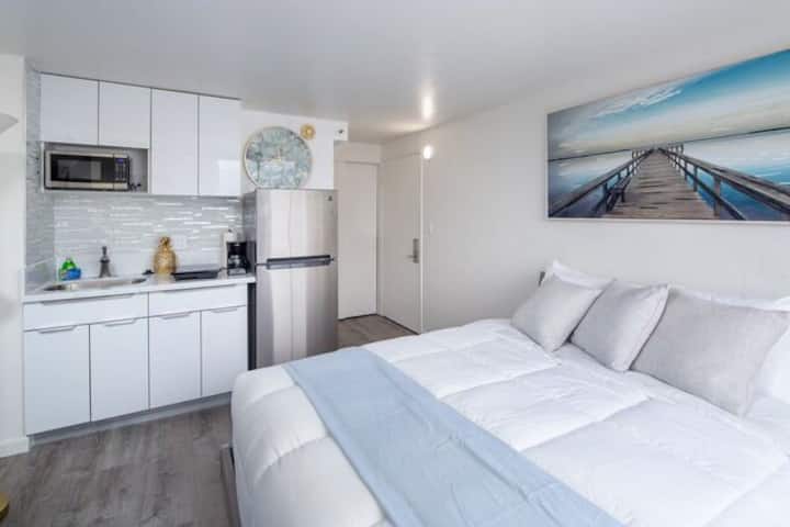Stylish Studio Waikiki Incredible Views 30th Floor - Honolulu, HI