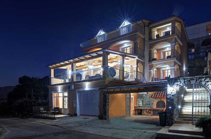 Apartment Lucia #4**** : 2+2 Adults - Senj