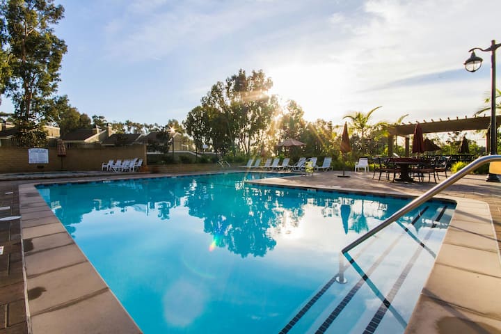 Elegant Townhouse With Vineyard Patio & Pool &Park - Newport Beach, CA