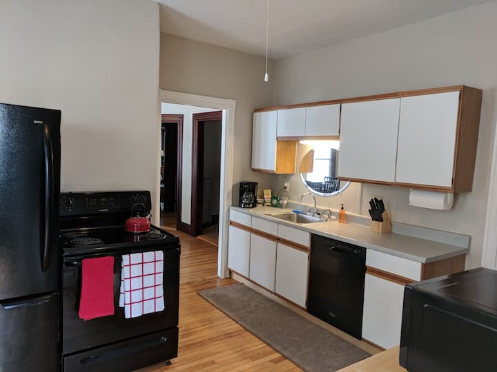 4 Bedrooms, Easy Parking, Walk To Baseball Stadium - Portland, ME