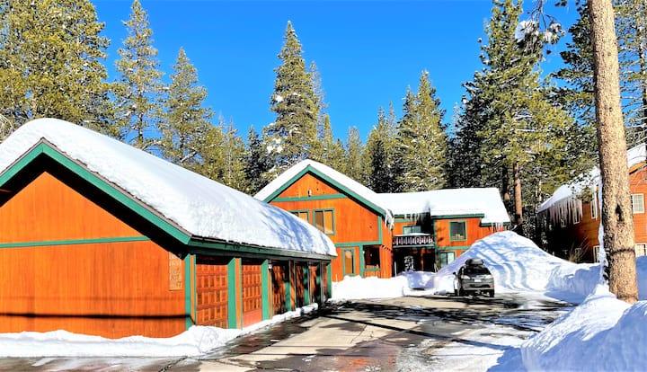 Cozy Cute Townhouse In The Heart Of Tahoe Donner! - Truckee, CA