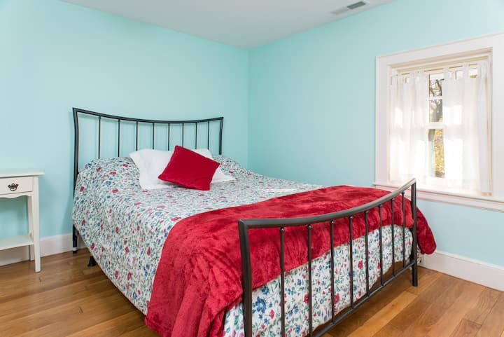 Charming Queen Bedroom - Wellesley, MA