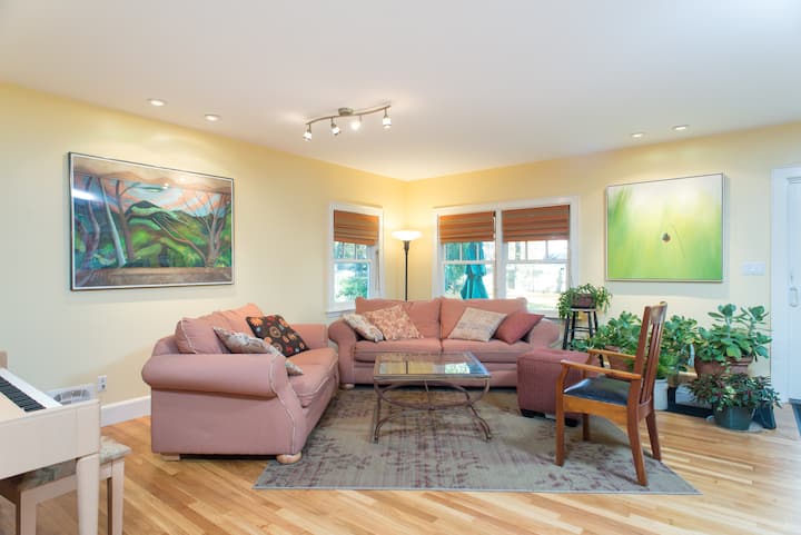 Charming Queen Bedroom - Wellesley, MA