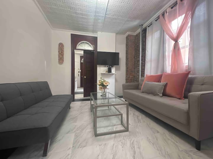 Little Italy Quaint Abode - Manhattan, NY