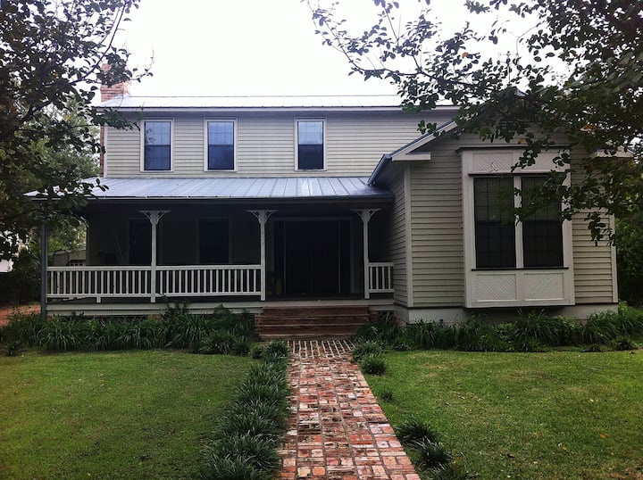Formula 1 Expansive Historic Home - Bastrop, TX