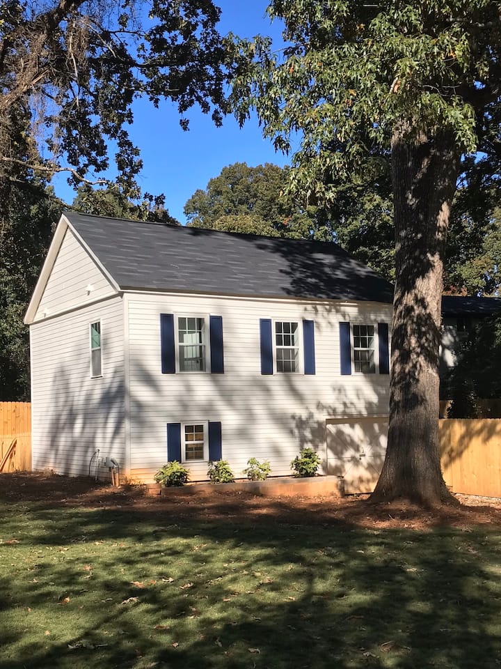 New Carriage House With Fenced Yard In East Lake - Scottdale, GA