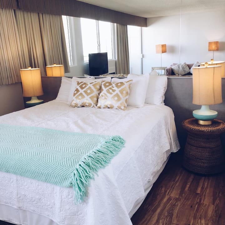 Waikiki Ocean View W/ Private Lanai - Honolulu
