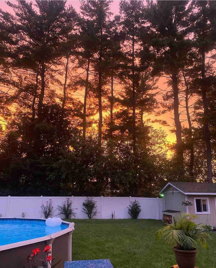 Cheerful Kid Friendly Home With Pool & Jacuzzi! - Glens Falls, NY