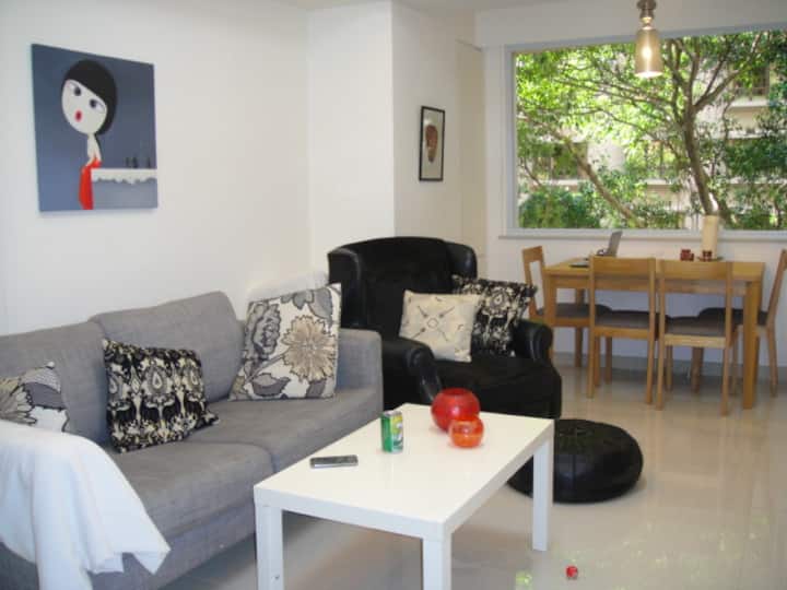 Two Bedroom Apartment @ W.mid-level 西區2房單位 *近 Mtr - Hong Kong