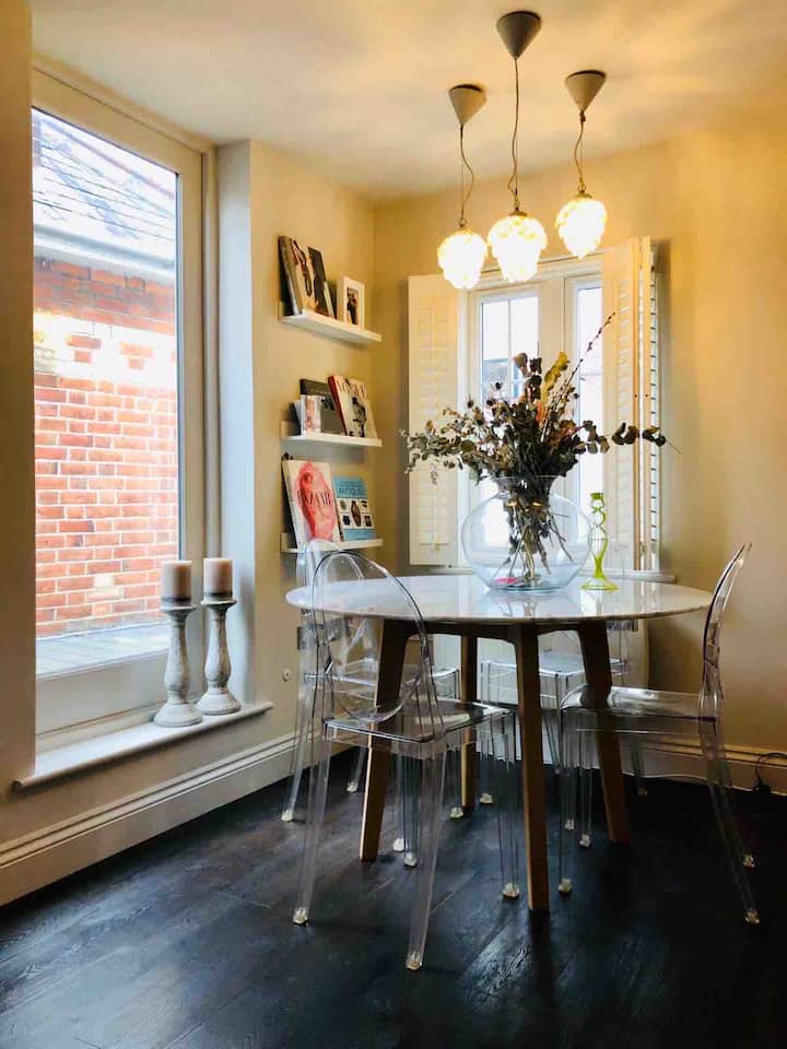 Contemporary Style Two Bed Weybridge Apt & Balcony - Woking