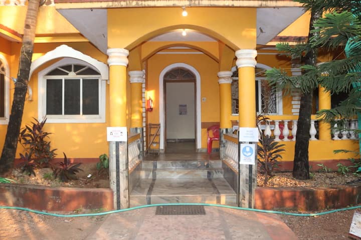 A 4  Beach Facing 3 Bedroom Villa With Kitchen - Goa