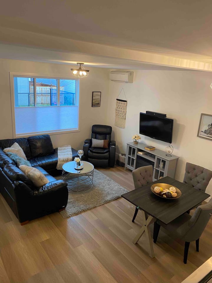 Adorable 1 Bedroom Suite With Indoor Fireplace - Langford