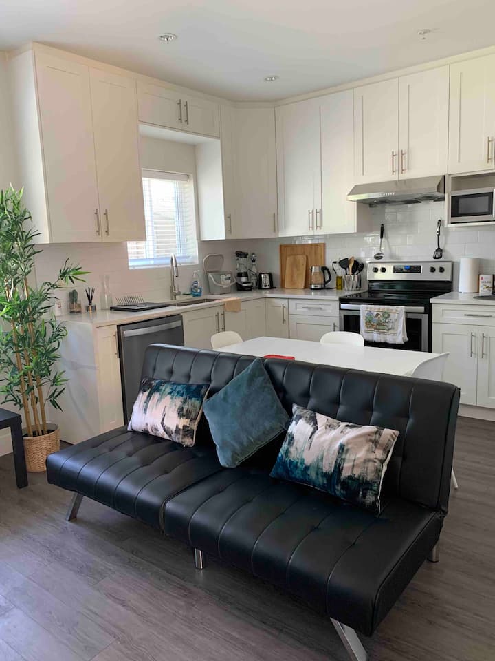2 Br, Entire Home, At 49th Skytrain, Free Parking - Vancouver