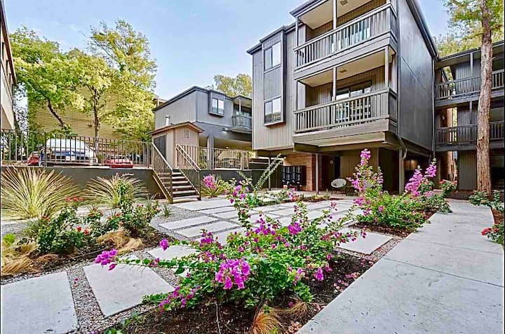 Apt 210 North Campus (Ut)/redriver/1mi Moody Cnter - Austin, TX