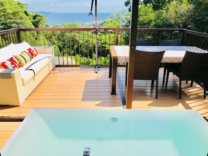 自家湧出の源泉掛流し温泉と露天風呂、海の見えるテラス、日本家屋、Bbq・wifi、駐車2台可 - Atami