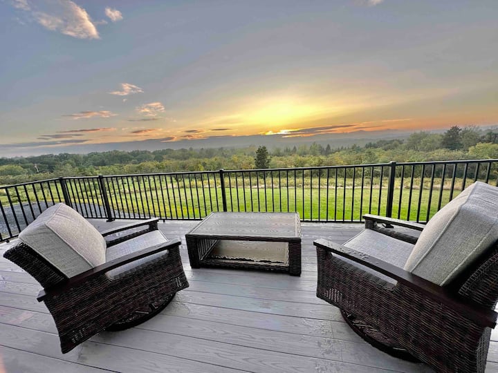 2 Bedroom 60 Foot Deck Jacuzzi Bath & Sunset Views - Hudson, NY