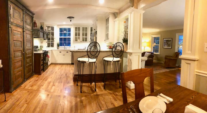 5 Br Amid Uva Grounds In Quiet Neighborhood - Charlottesville, VA