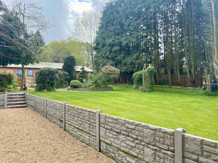 The Old Garage{one Building} 3 Beautiful Lodges - Swaffham
