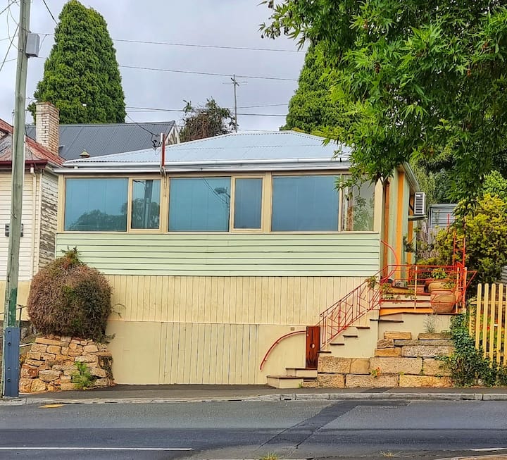 Cozy, Eclectic Cottage. Located Inner City Hobart. - Hobart