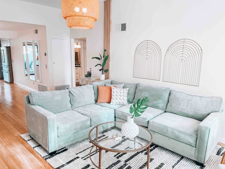 Stylish, Remodeled Condo *Pool, Tennis, Golf* - Palm Springs, CA