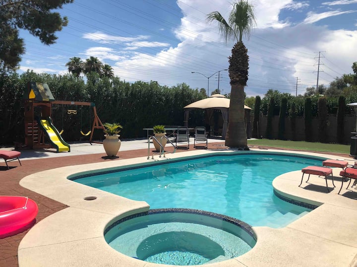 Pool/jacuzzi/huge Furnished Backyard/pool Table/mini Golf/play Place/ping Pong T - Las Vegas, NV