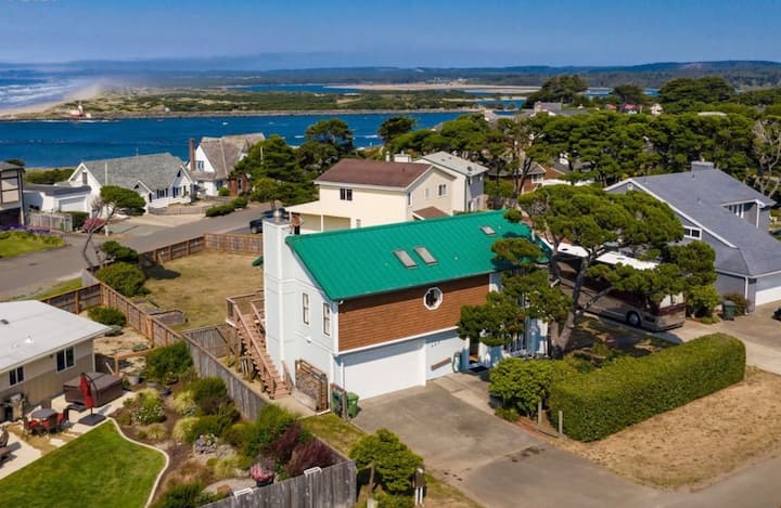 High Tide Hideaway Ocean View! Sleeps 11, Pets Ok - Bandon, OR