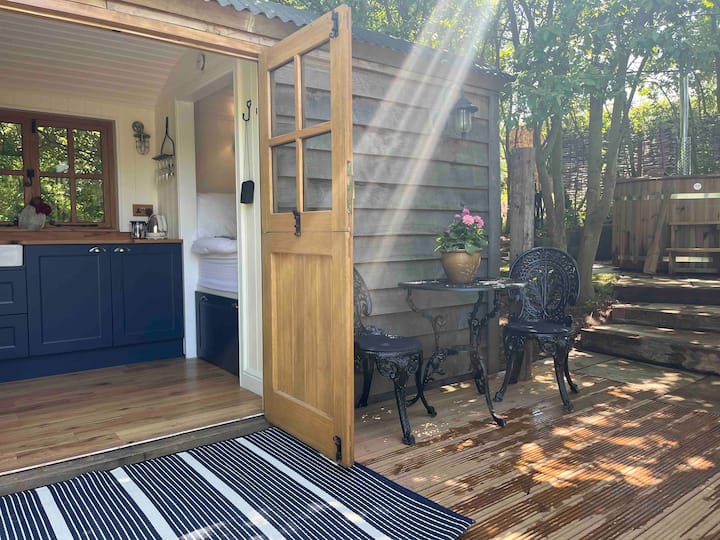 The Hide Away Hut - Warwickshire
