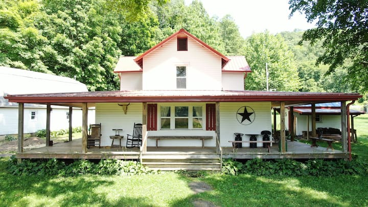 Big Pine Ranch In The Heart Of Hocking Hills - Hocking Hills State Park, OH