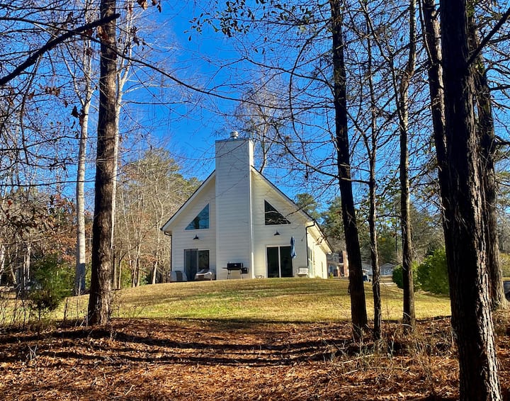 Modern Lake House W/ Private Dock —Near Dahlonega! - Lake Lanier, GA