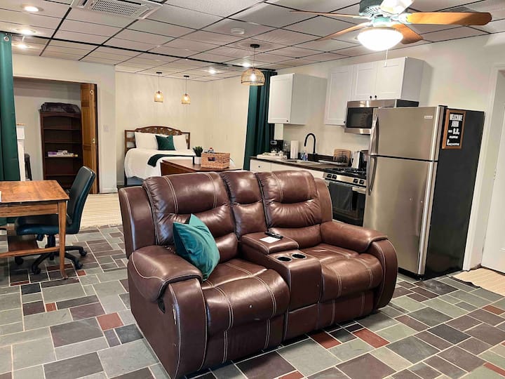 Large Basement Studio - Clinton, TN