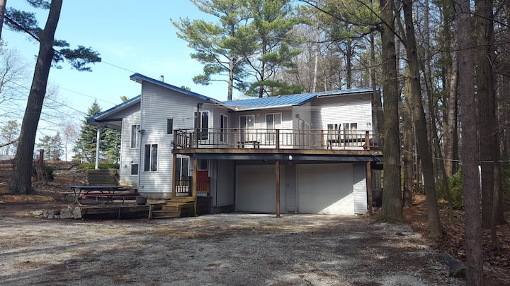 M. James' Two Lakes, A Family Friendly Retreat. - Orchard Beach State Park, MI